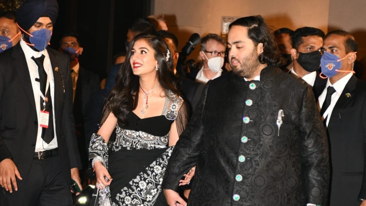 ब्लैक साड़ी में राधिका, अनंत का हाथ थामकर ली एंट्री, कपल पर फिदा हुए ...