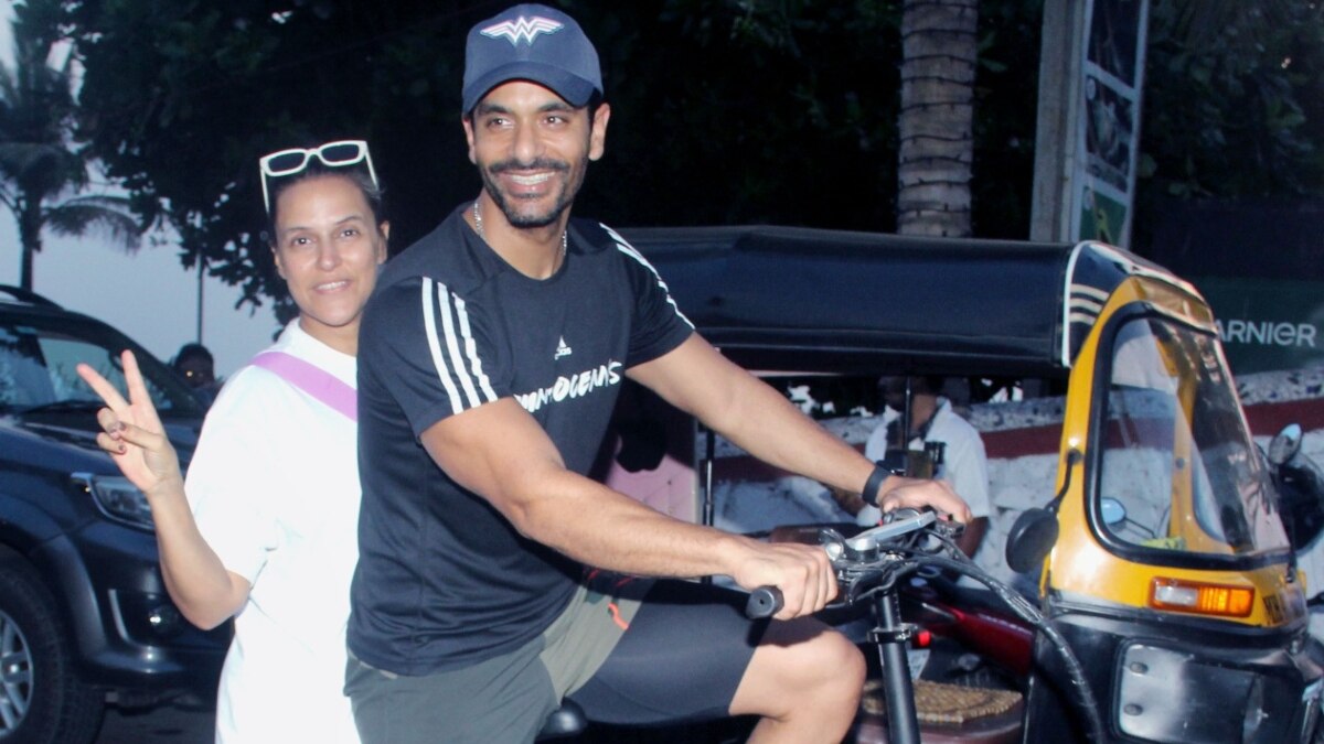 पति के साथ साइकिल राइड पर निकलीं 42 साल की एक्ट्रेस, हो रहीं ट्रोल - 42 ...