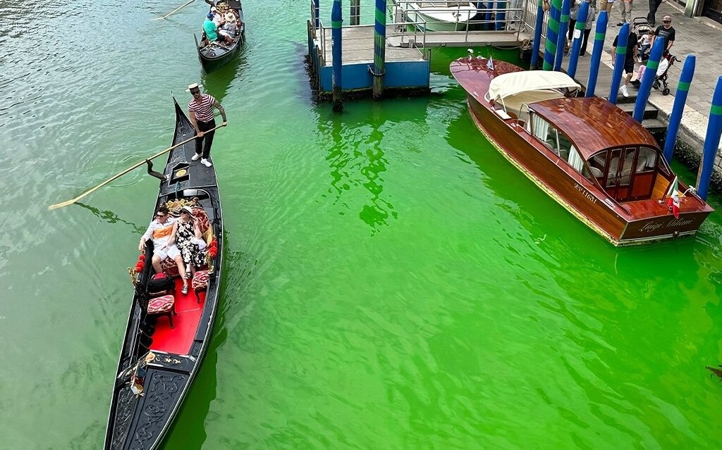 यहां रहस्यमयी तरीके से बदल गया पानी का रंग, लोग हैरान! PHOTOS ...