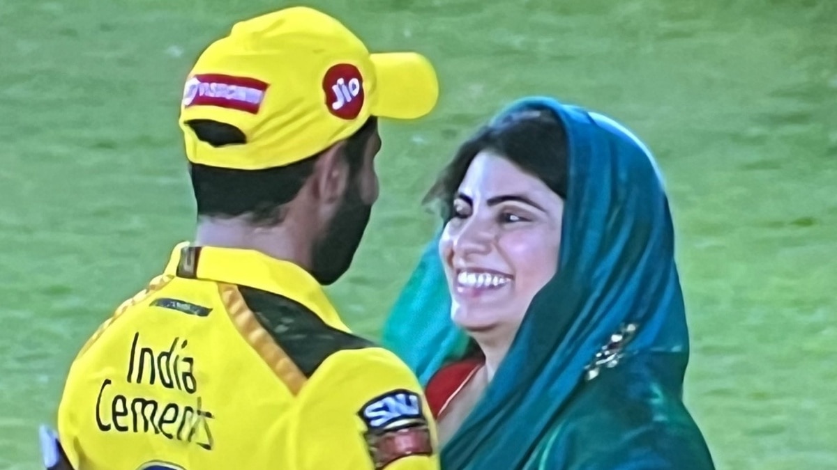 CSK की जीत का जश्न, मैदान पर जडेजा ने पत्नी रिवाबा को लगाया गले - Ravindra jadeja hugs wife ...