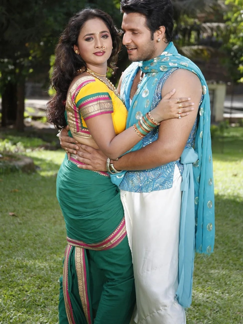 रानी चटर्जी संग गो‍व‍िंदा के भांजे का रोमांस - Vinay anand romance rani chatterjee video viral ...