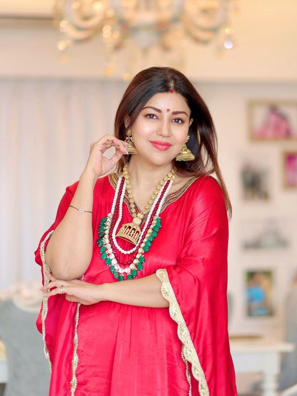 ग्लैमरस है प्रेग्नेंट एक्ट्रेस का देसी लुक, फ्लॉन्ट किया बेबी बंप ...