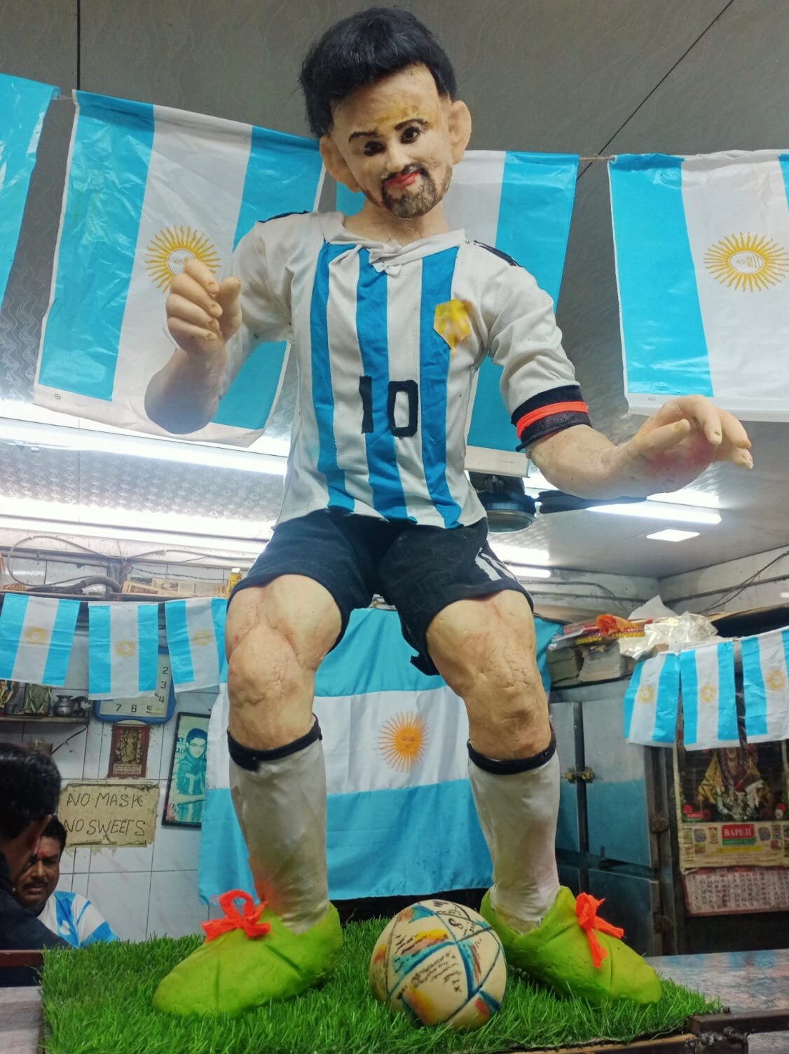 बंगाल: मेसी का ऐसा क्रेज़, मिठाई से बनाया पुतला - Fifa football world ...