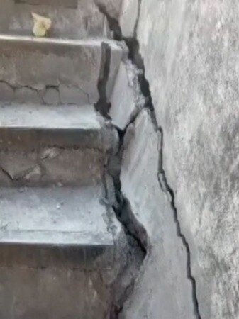 जोशीमठ में कुदरत का कहर! जमीन फटी, घरों में दरारें! - Joshimath nature havoc cracks on wall of ...