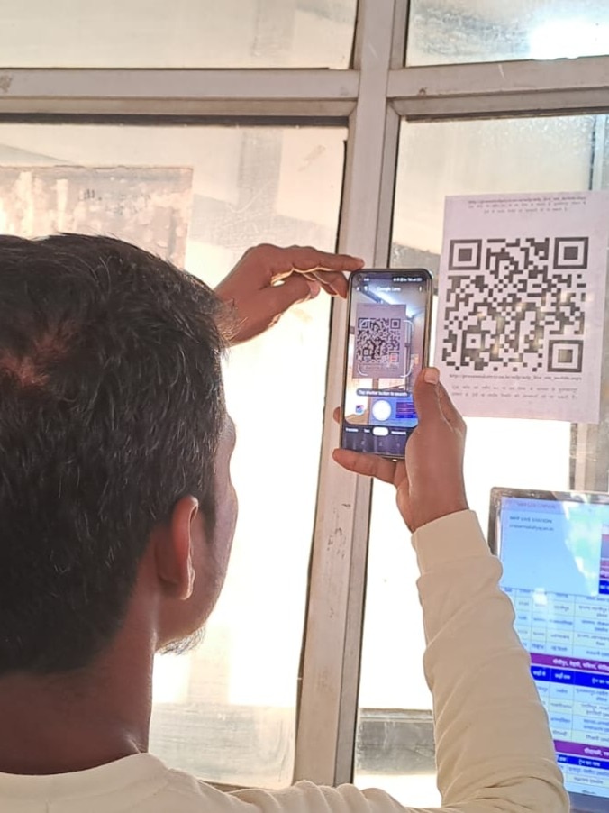 स्टेशन पर QR कोड, स्कैन करते ही मिलेगी ट्रेनों की जानकारी! - Indian ...