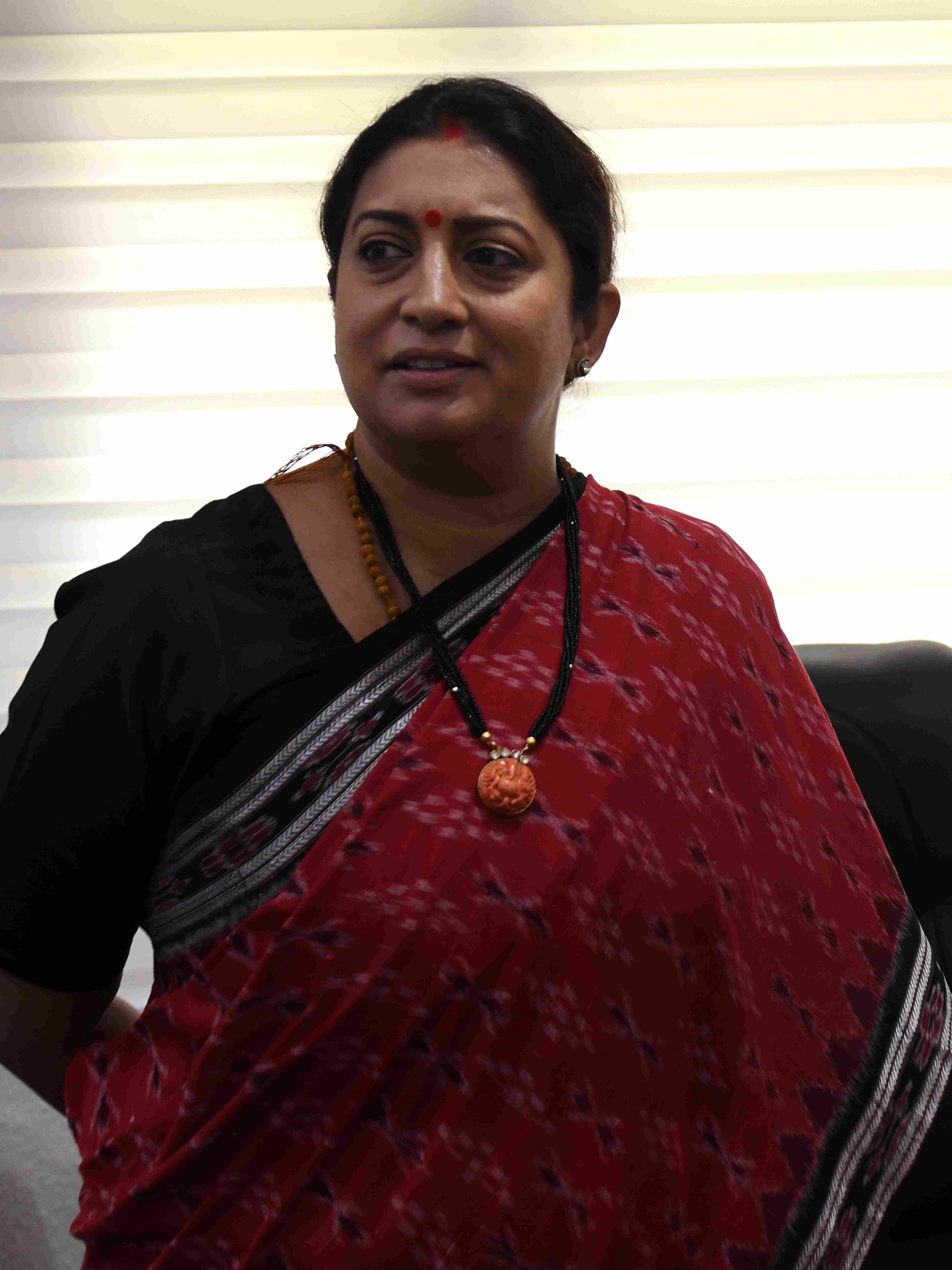Smriti Irani Birthday: Union Minister Dances To Roop Tera Mastana, Met ...