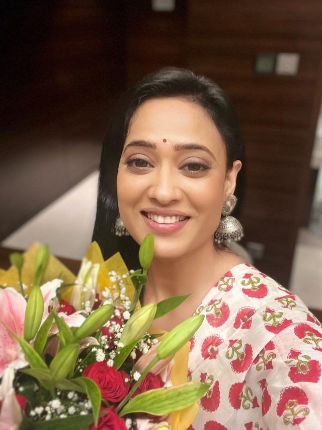 हाथ में फूल, प्रिंटेड सूट और बिग स्माइल के साथ देखें श्वेता की लेटेस्ट ...