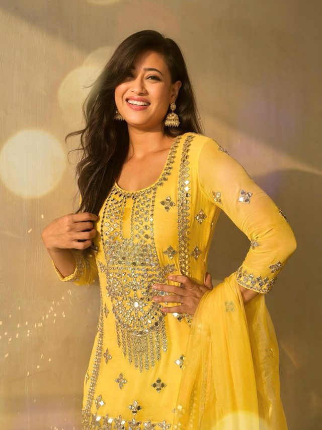 सिंपल सूट में श्वेता तिवारी की स्माइल ने मचाया गदर! देखने वाले हुए दीवाने