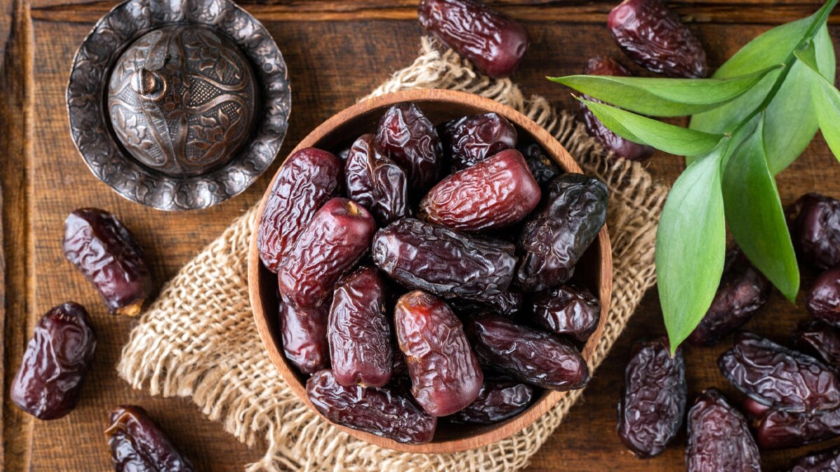 জলে ভেজানো খেজুর খেলে দ্বিগুণ উপকার মেলে
