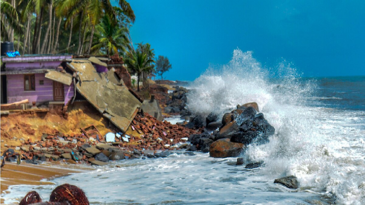 VIDEO: तूफान के लैंडफॉल से पहले समंदर में उफान, उठ रहीं ऊंची लहरें ...