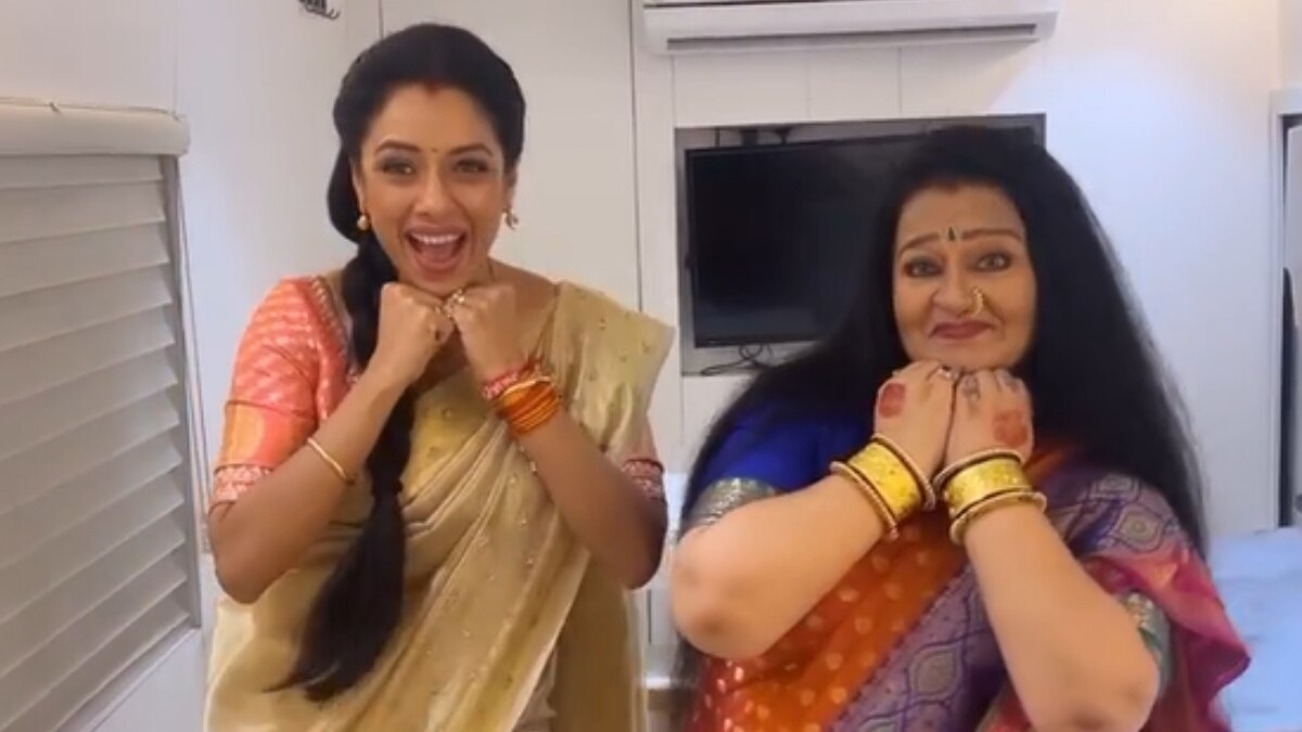 मराठी गाने पर अनुपमा संग गुरु मां ने मटकाई कमर, फैंस बोले- गजब - Rupali ...