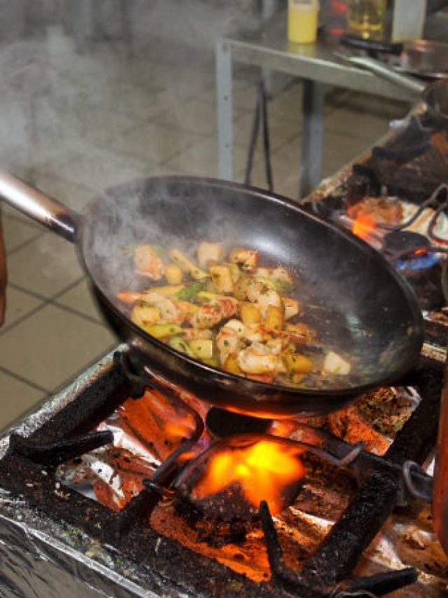 ৪ টোটকা: কড়াইয়ের পোড়া দাগ নিমেষে উঠে যাবে