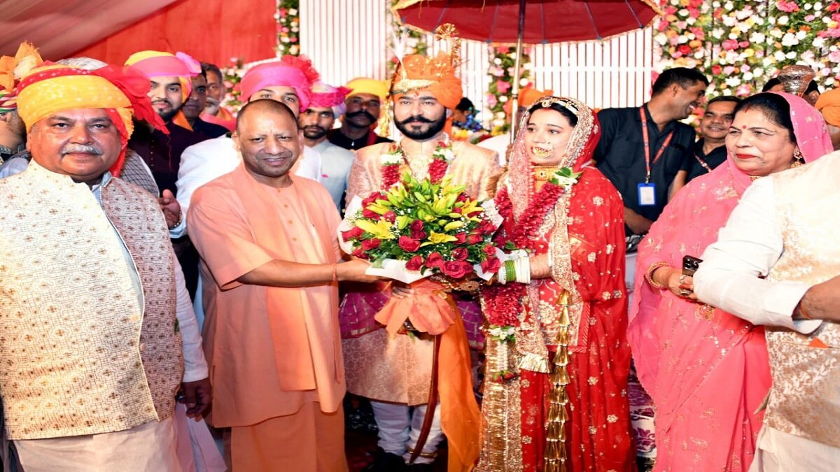 सीएम ने दिया दूल्हा-दुल्हन को आशीर्वाद, लगे योगी-योगी के नारे - Cm yogi ...