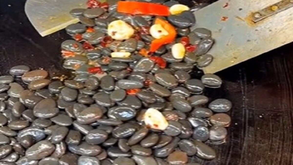 कंकड़-पत्थर से बनी इस डिश को चाव से खाते हैं लोग, आप भी देखें वीडियो ...