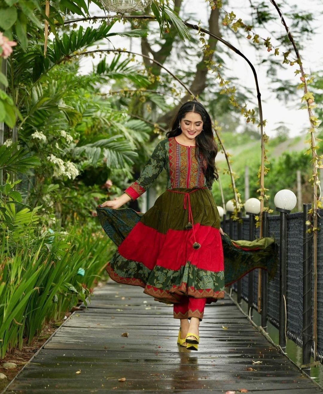 জনপ্রিয় বাঙালি অভিনেত্রীর লুক ভাইরাল, দেখুন