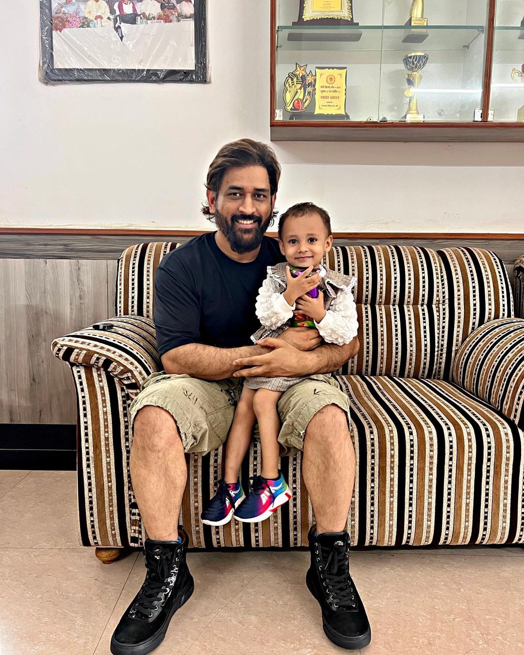 Dhoni makes fan’s day with adorable gesture