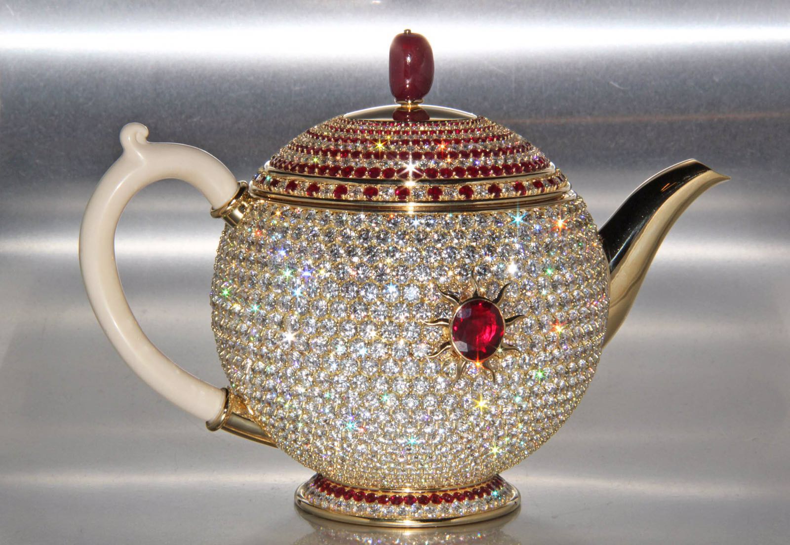 चाय के सम्मान में बना हीरों से जड़ा Tea-Pot, कीमत जान उड़ेंगे होश ...