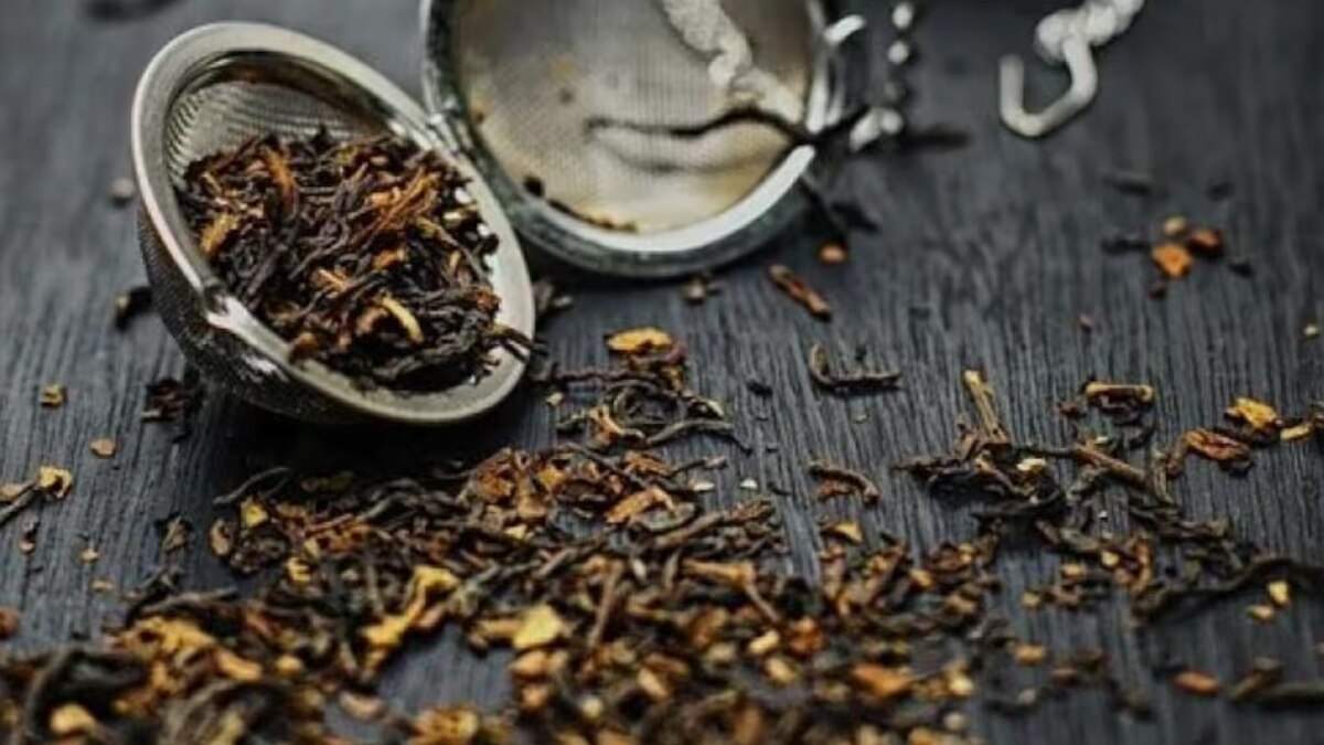 ব্যবহার করা চা পাতা ফেলে দিচ্ছেন? লাগতে পারে ৫ কাজে