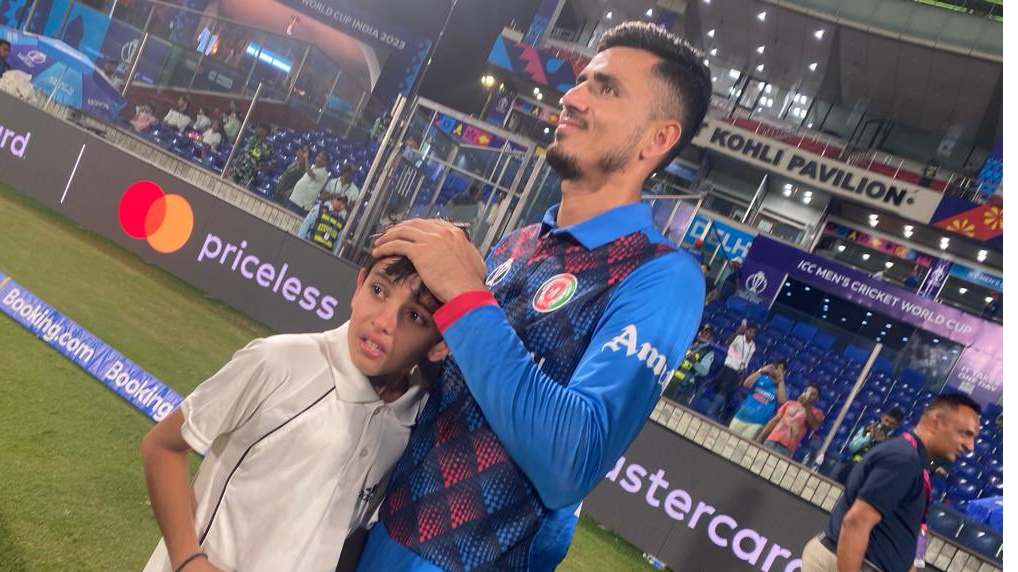 Mujeeb's heartwarming World Cup moment with young fan
