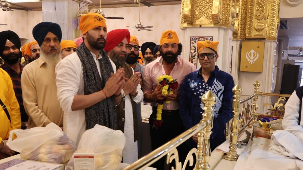 'एनिमल' को ह‍िट कराने की अरदास, बंगला साहिब मत्था टेकने बॉबी संग पहुंचे ...