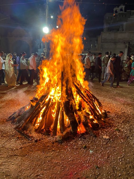 हर साल क्यों जलाते हैं होलिका? जानिए इसके पीछे की कहानी - Why is holika ...