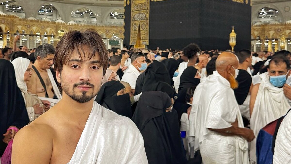 कपड़े बेचकर चलाया घर, बना सोशल मीडिया स्टार, अब उमराह पर निकला एक्टर ...